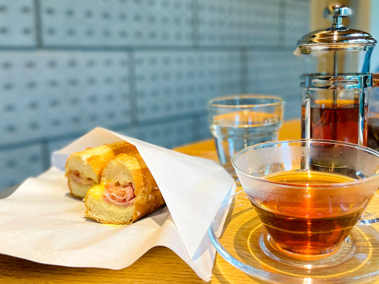 「HARIO」直営のカフェでひとやすみ。店舗限定ガラスアクセサリーにも注目【泉屋博古館東京】 - Sfumart